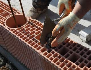 Briques : gagnez du temps avec la bombe ! Mise en oeuvre Maçonnerie